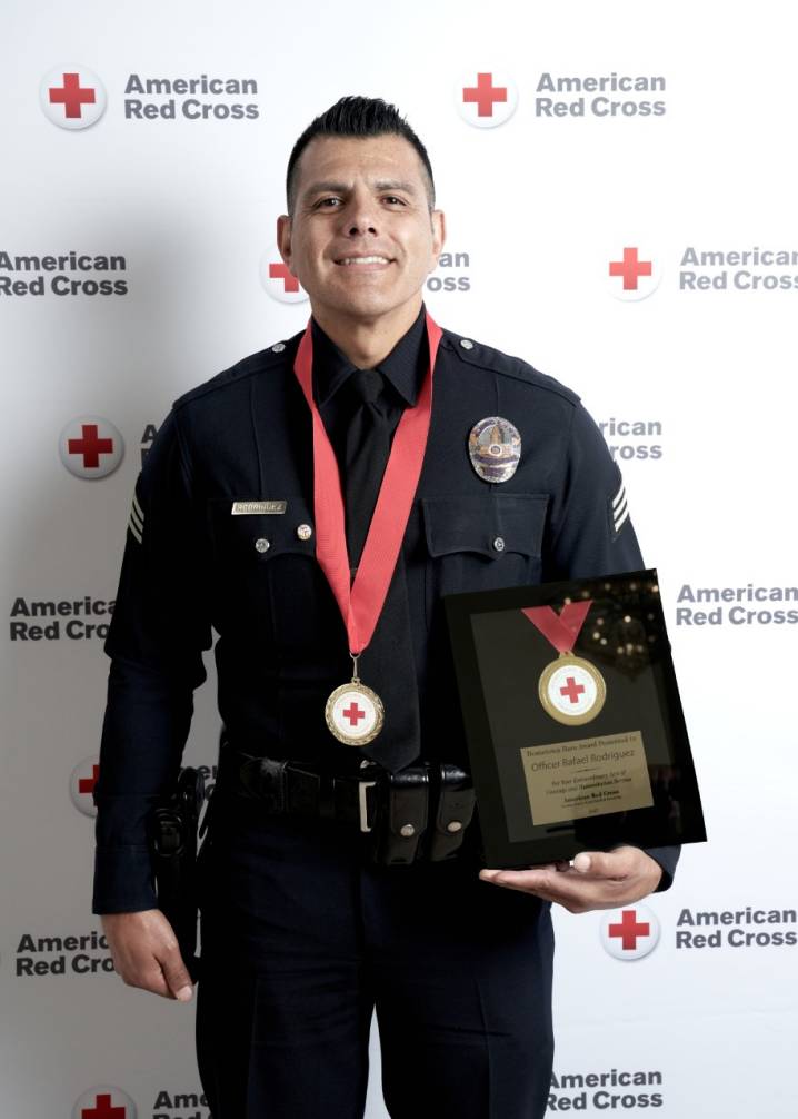 Off-Duty Officer Braves Burning Car to Save a Life