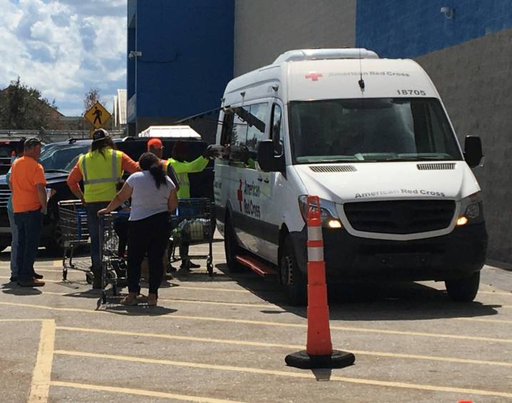 Michigan Volunteers Ray and Janie Deliver Hot Meals, Water to People ...
